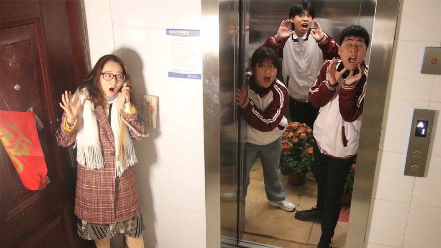 被困电梯2:同学们被困在电梯里面,幸好老师及时赶来,救了他们