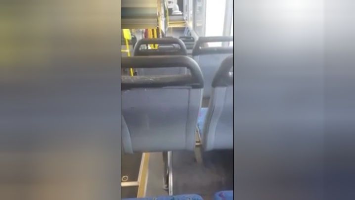 一女子竟然在公交车上大便,乘客拍下全过程