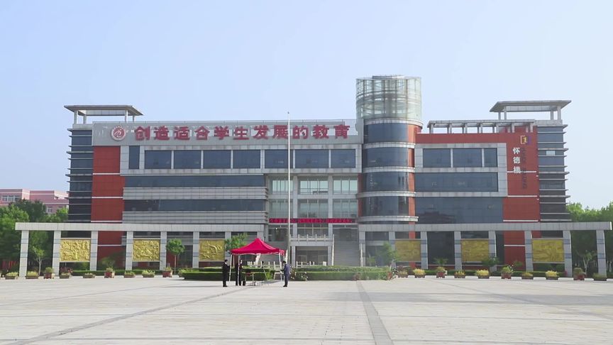 滨州实验学校初三学子开学日举行“云升旗”仪式