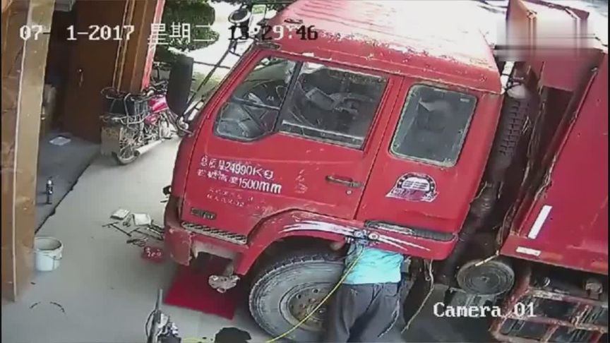 修理厂工人正在修车,恐怖的一幕正好被监控完整记录下来!