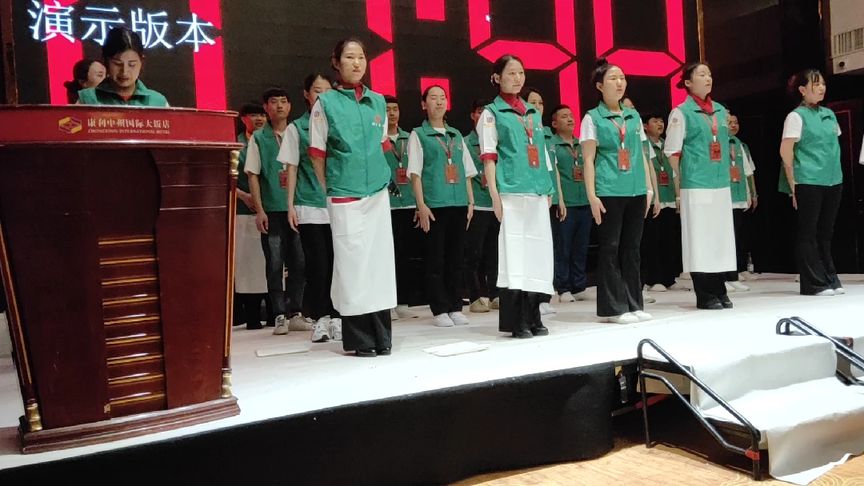 璐法式铁板烧的员工晨会展示部分内容,女孩个子高就算了还挺好看