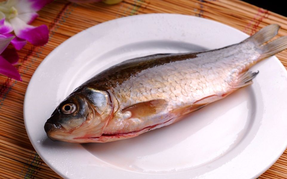 今天才知道,去鱼内脏有小窍门,不用破肚,鱼内脏和鳃一起取出来