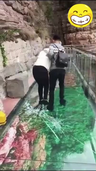 俩情侣走玻璃栈道,玻璃突然炸裂,吓坏了女友,快笑岔气了!1