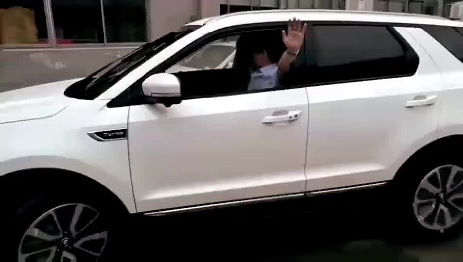 长安cs55,自动泊车功能展示。这种高科技的配置,真是女司机的福音。