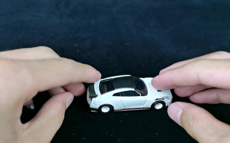 第二期合金小车视频:多美卡红白盒日产gtr改装轮毂!