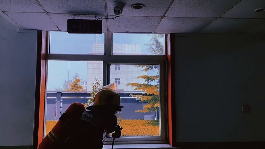 消防员怎么不懂疏散指示标志?安全出口明明在左边!