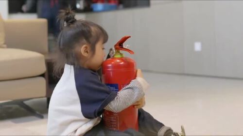 萌娃戏精上线!消防宣传片里的小棉袄竟疯狂漏风?笑翻全场!