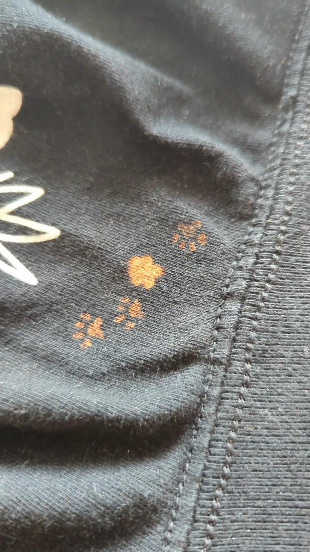 网友用漂白剂给黑衣服"改造",印出的图案还挺好看