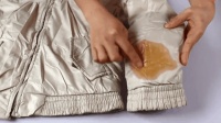 衣服上油污难去除? 教你不用任何清洁剂, 撒点它一搓, 轻松变干净