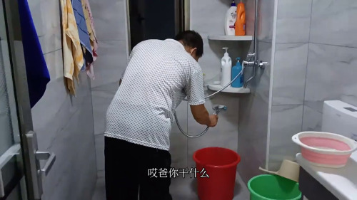 小伙接60岁老爸出来城里住,第一次见智能滚筒洗衣机以为是音响