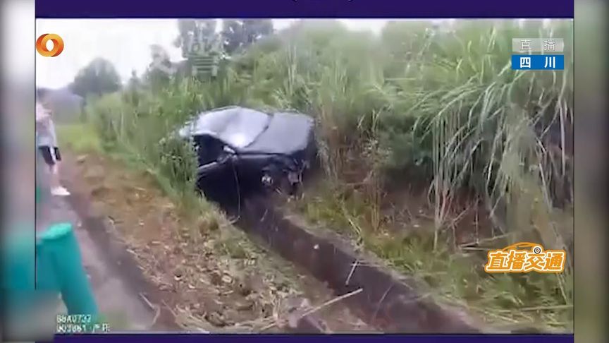 司机高速路上因为小动作撞上护栏,车子直接撞出护栏