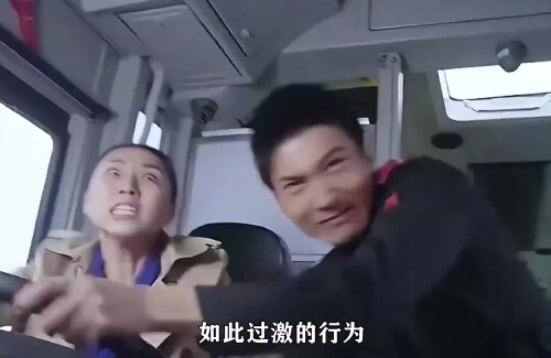 特种兵为了保护乘客的安全,竟把大巴车开进了大海