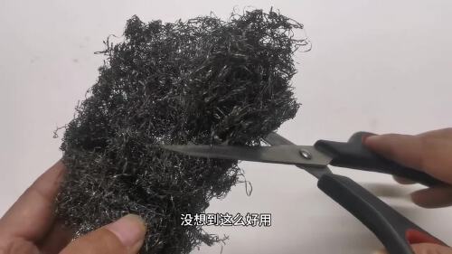 废旧的钢丝球不要扔!给它剪开后,使用价值立马翻倍,涨知识了