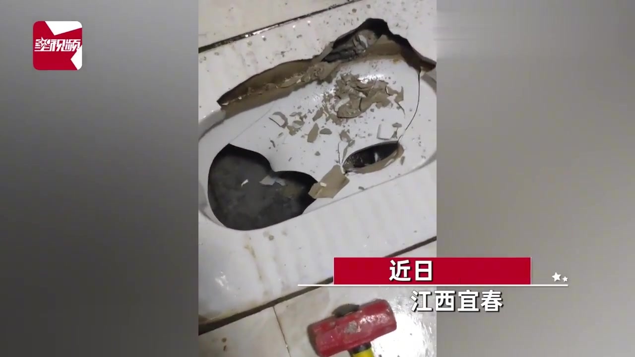 店铺厕所被堵近1年疏通数十次未果,工人砸开蹲便器一看,太意外