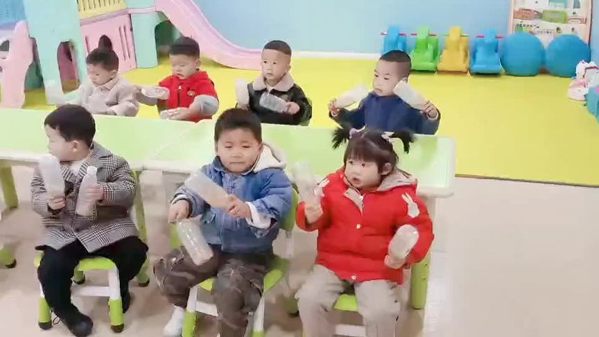 活动名称:圆糖滚滚 活动目标:体验节奏活动的快乐。