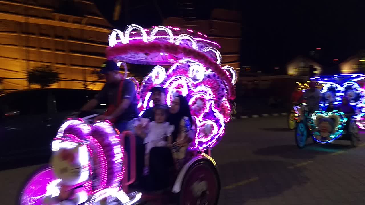 如此炫酷快乐 ,人力三轮车,你们见过吗?马六甲风情!