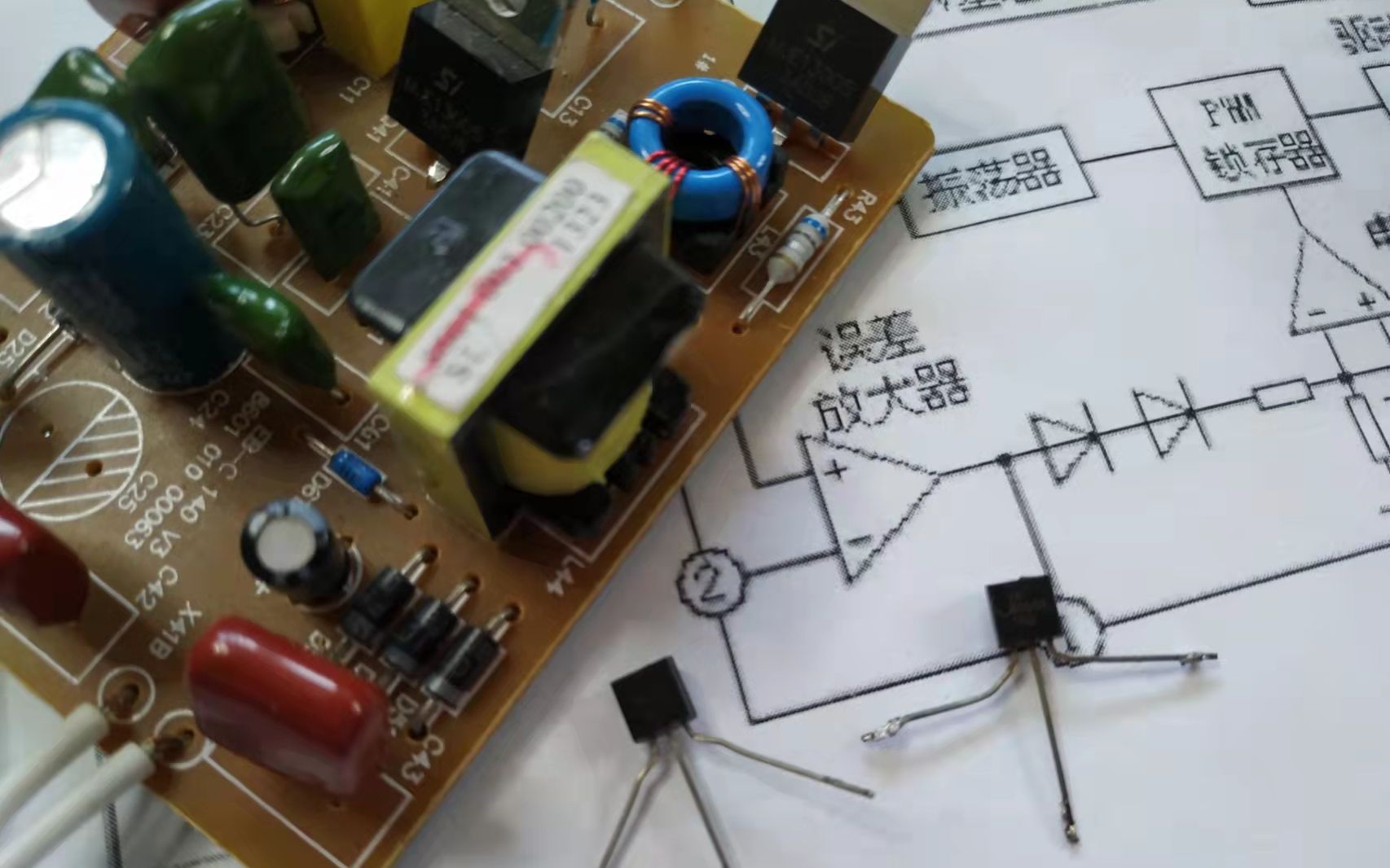 随便用一个三极管外加2个元件,做个简易音频放大器,音质真还不错