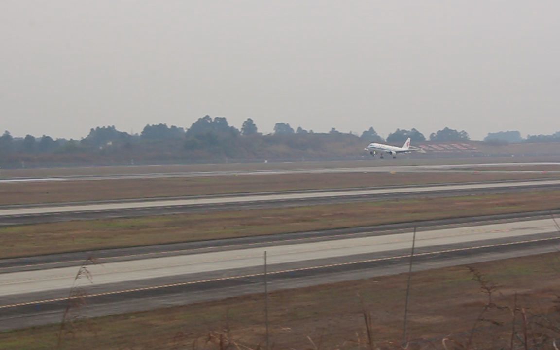 国航320(B-9926)降落双流机场