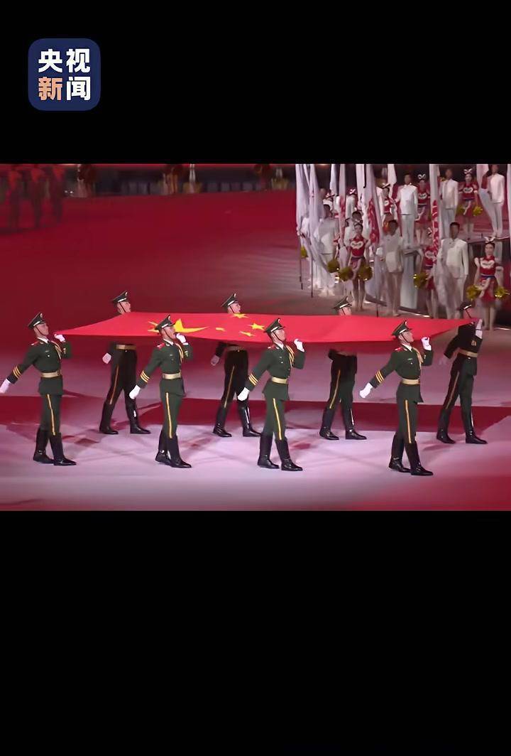 最美中国红!第十五届全运会开幕式国旗入场,全场沸腾。(来源:央视新闻)