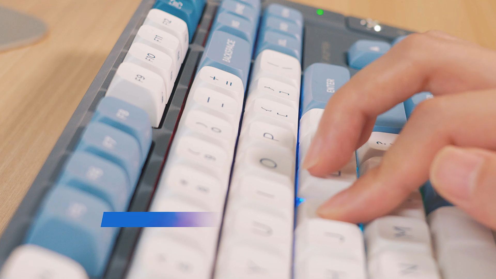 科大讯飞 T8 星火键盘!佳达隆红轴 + AI 写作 / PPT,三模无线 + 旋钮操控...