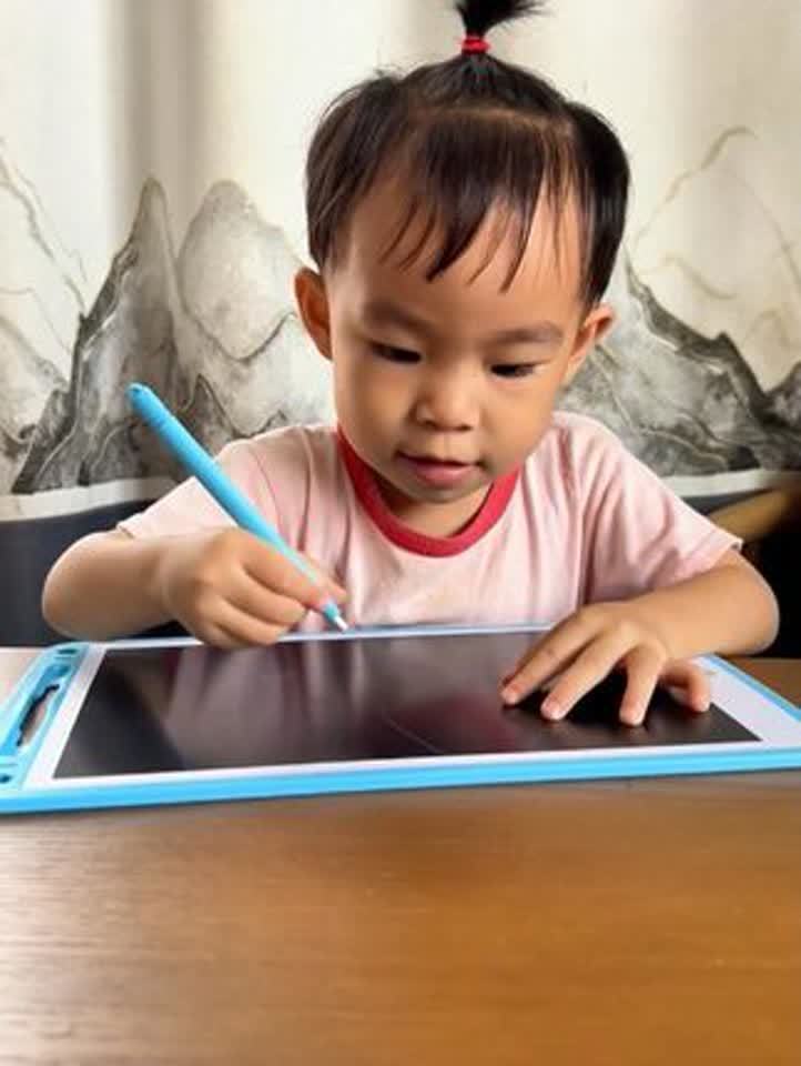 妈妈给我买的这个画画板真的太好了,有了它我就不会在家里的墙上乱...