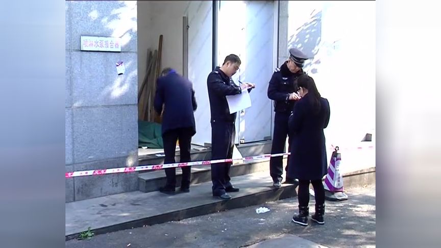 小型货运电梯突发“吃人”事故 男子头部被卡电梯井
