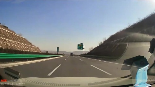 电动车在高速逆行遵守交通规则文明出行道路千万条安全一条文明驾驶...