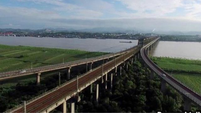 枝城长江大桥 K267次列车自北向南通过 花了40秒