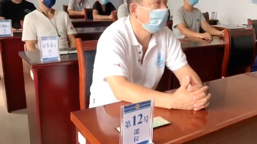 交警宣教人员加强对重点车辆驾驶人安全培训