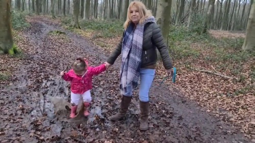 保姆牵萌娃去森林里散步,接下来孩子的举动让爸爸爆笑不止