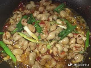 #怀化美食记录# 太有食欲了,屋外毛毛雨,锅内肥肠滋咕嘟[舔屏]