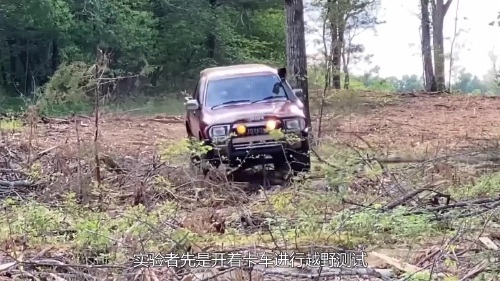 皮卡车究竟多抗造?6吨水泥灌入车厢,结局太硬核了