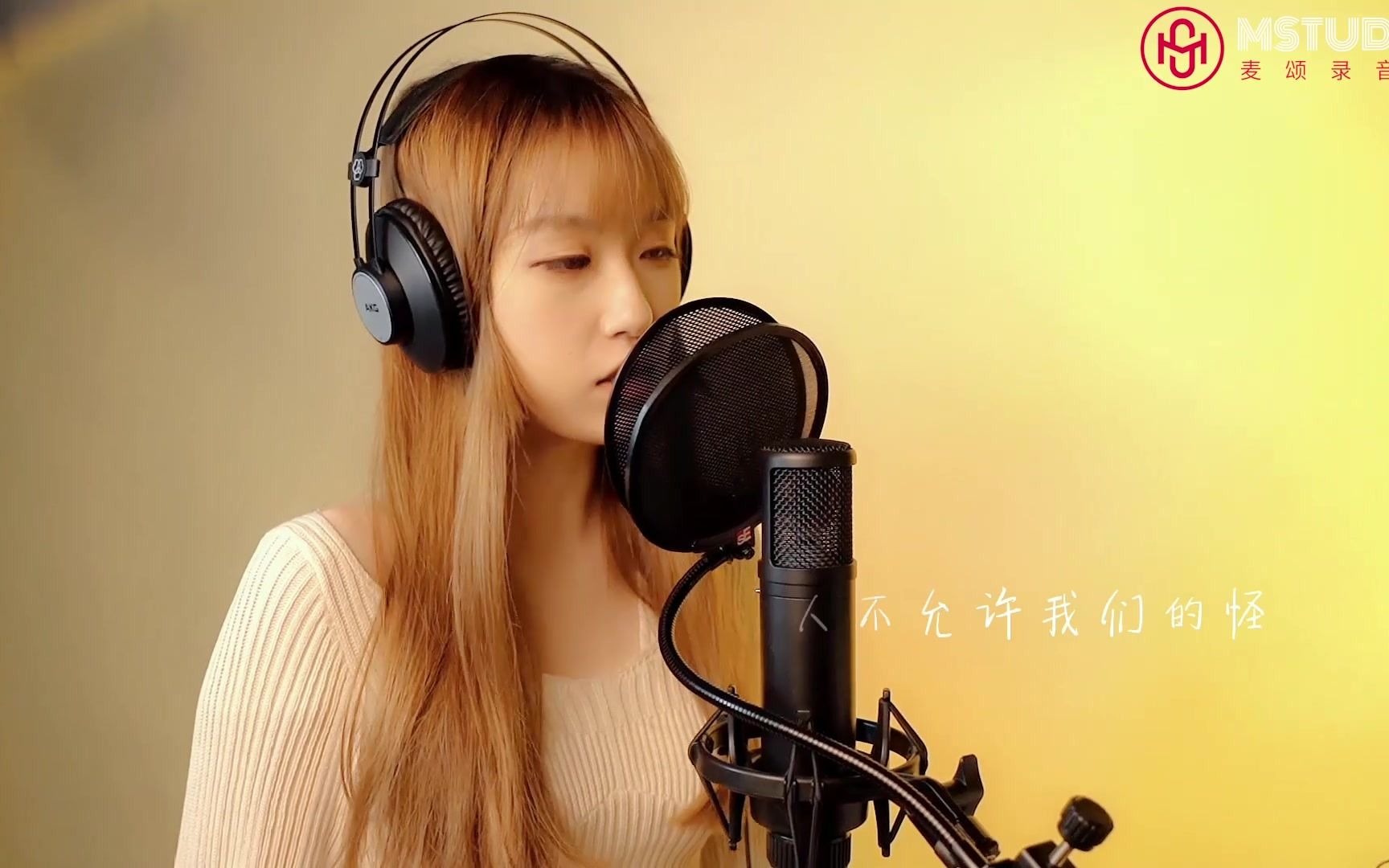 《永不失联的爱》又火了,上一次是单依纯在《中国好声音》唱火的;...