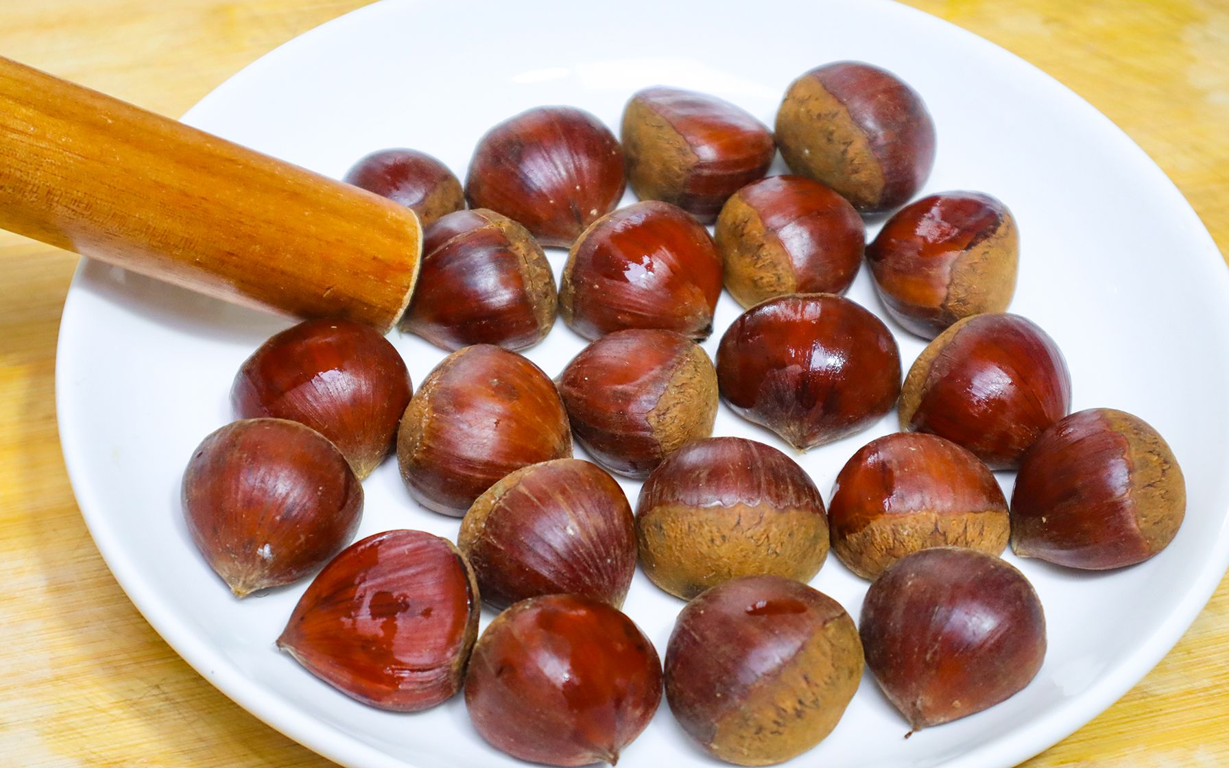 板栗去壳原来这么简单,教你4招,几分钟剥一大盘,又快又完整!