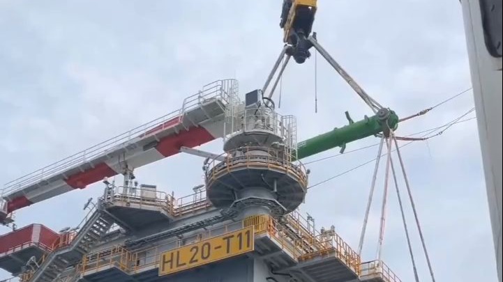 你们要的机械视频——这才是起重机!海上桅杆式起重机最高起重能力...