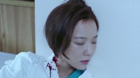 亲妈抢救无效当场死亡,家属情绪激动推了一下女医生,大事不好了