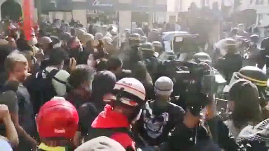 又闹事!巴黎街头数百示威者与警方激烈对峙 场面混乱双方打成一团