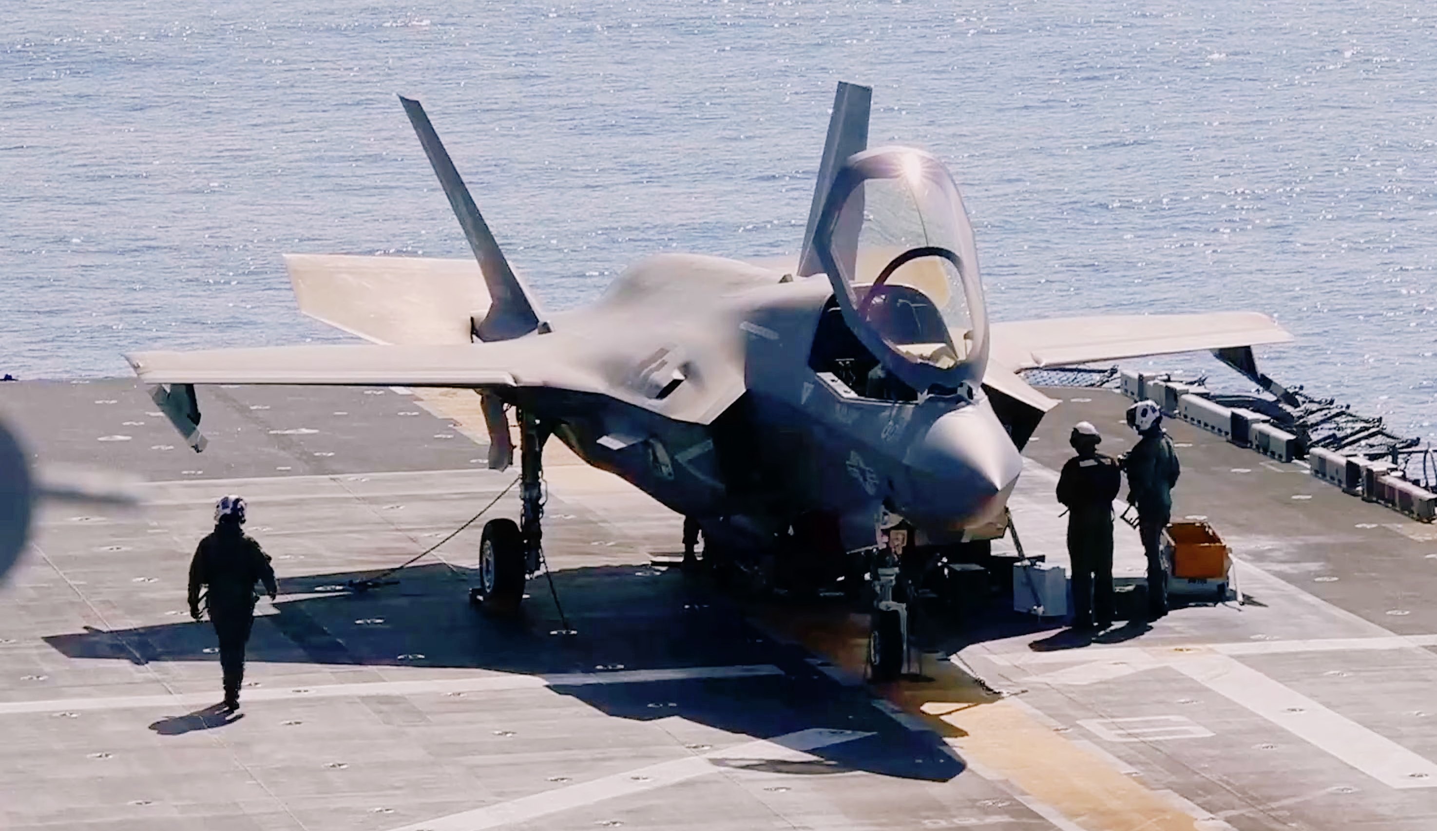 美利坚号两栖攻击舰正在菲律宾海和日本大肆行动! ! !