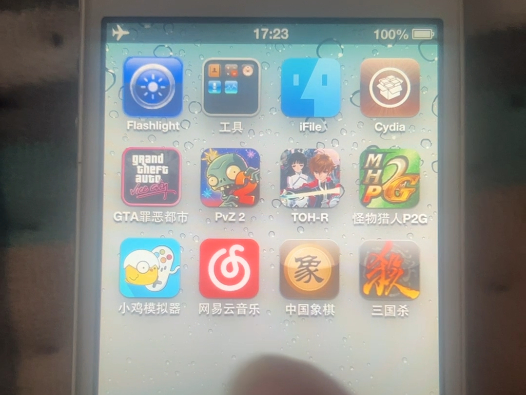 iPhone4s 8g翻出家里的老手机还是能装很多能玩的游戏