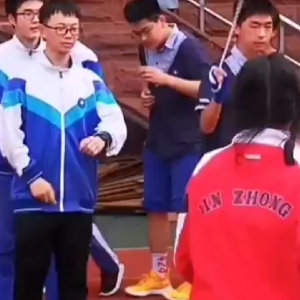 前方高然 