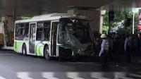 嚣张公交司机逆行致使严重车祸,被撞司机当场死亡,网友:枪毙