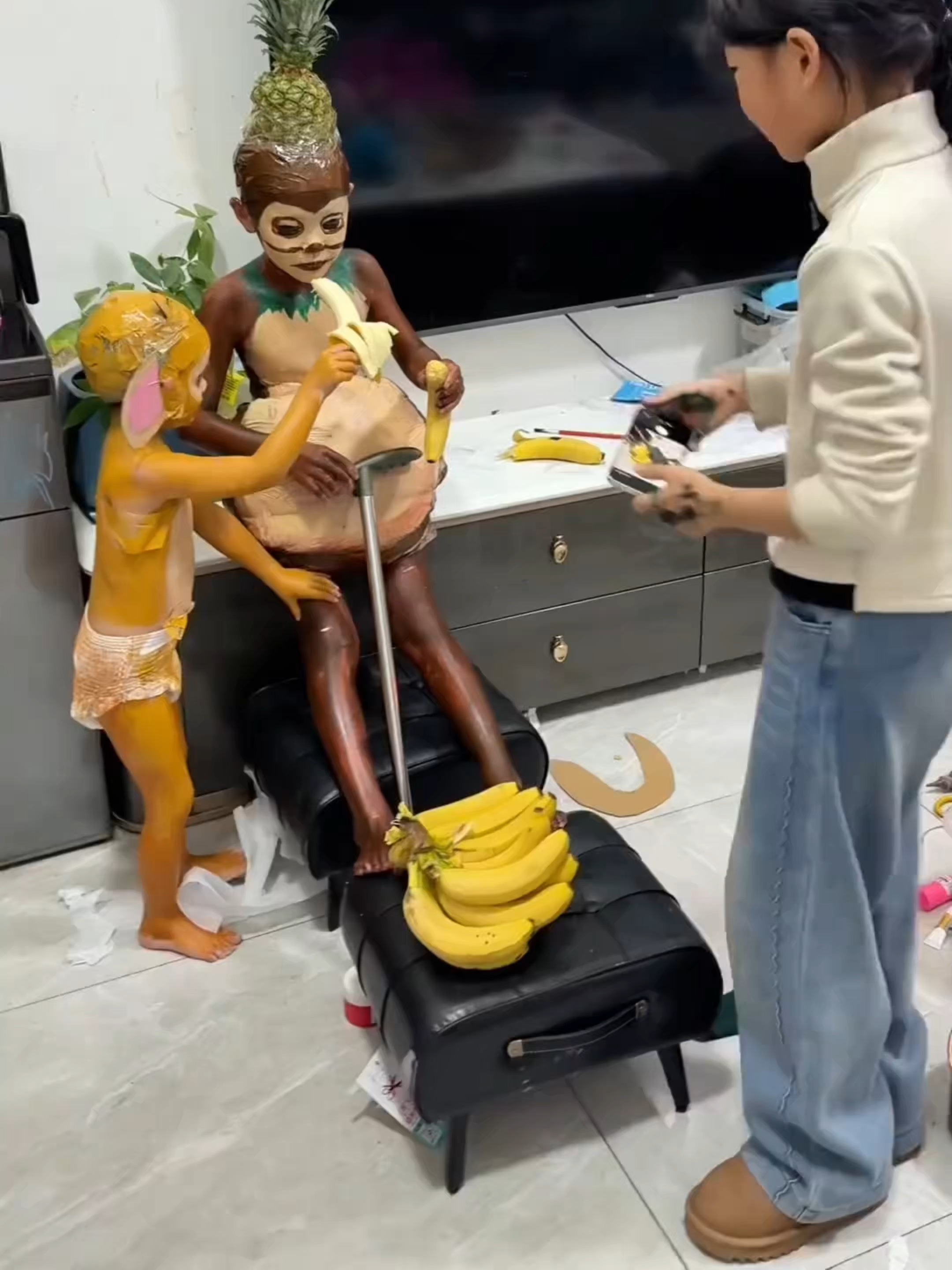 姐姐在家给弟妹装扮,模仿动画片里的角色