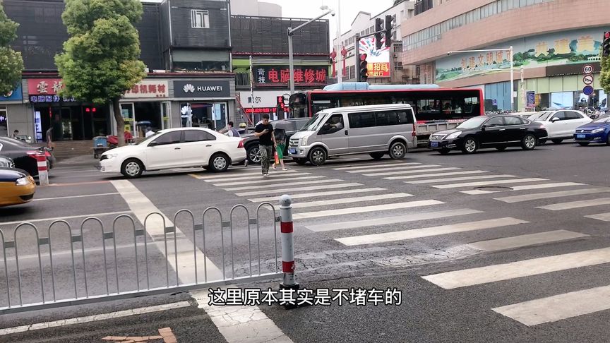 交通拥堵到底因为什么?打工妹亲眼目睹一切,真替司机们捏了把汗