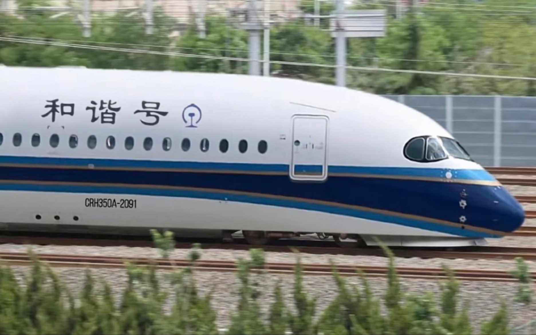 江苏少见的极为先进的CRH1B型动车组