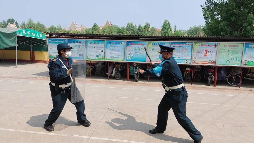 42岁女老总观摩幼儿园保安训练器械,结果又亲自示范#器械训练