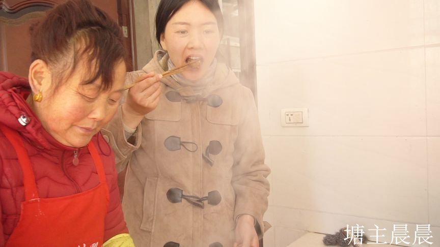 塘主晨晨:婆婆又做好吃的,刚做好的美食三嫂忍不住偷吃了