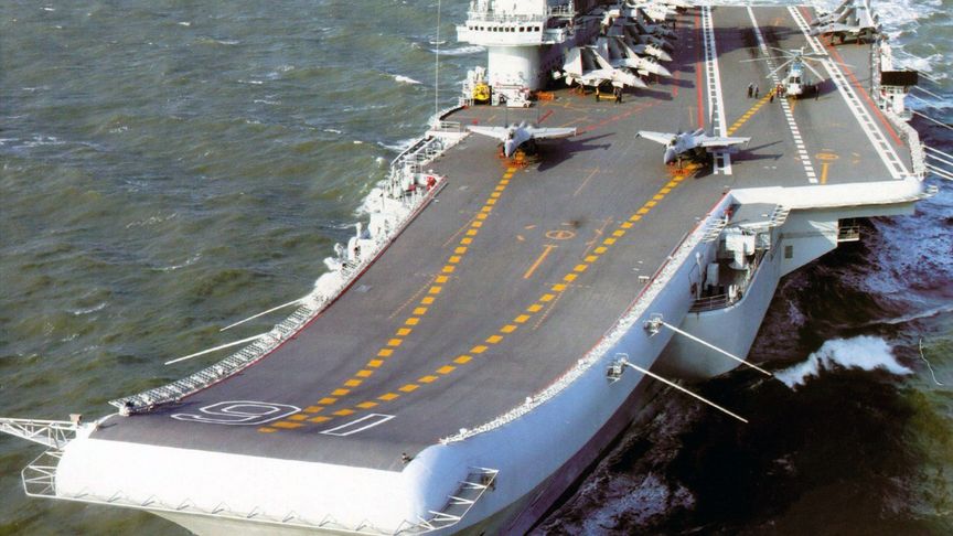 中国山东舰返回大连造船厂!服役后首次与055型万吨驱逐舰同框