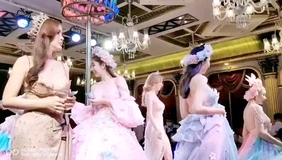 实拍泰国之旅-4:妖艳人妖精彩表演与互动