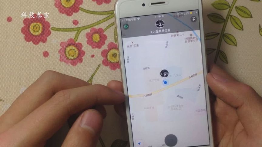 打开微信这个开关,只要对方不关机,就能时刻知道对方的位置