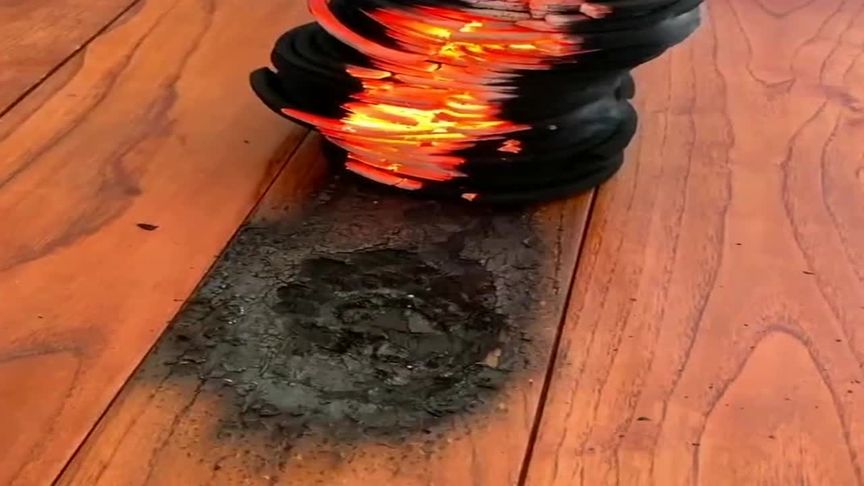 居然拿蚊香修补木地板,脑洞大开手艺高超,网友:蚊子无处可逃!